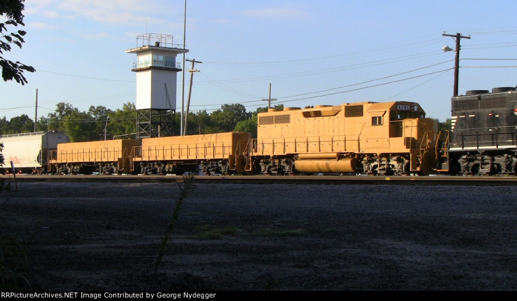 NS 5053 (GP38-2) CSX 4295 (GP39) CSX 1050 & 1040 Yard Slugs